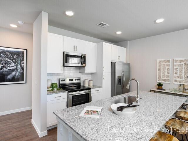 2 BR, 2 BA Apartment 5799 NW Central Dr, Houston, TX 77092
