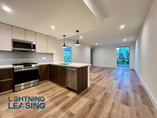 2 BR, 2 BA Apartment 5801 Camerford Ave, Los Angeles, CA 90038