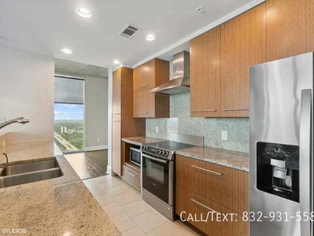 2 BR, 2 BA Apartment 5815 Almeda Rd, Houston, TX 77004
