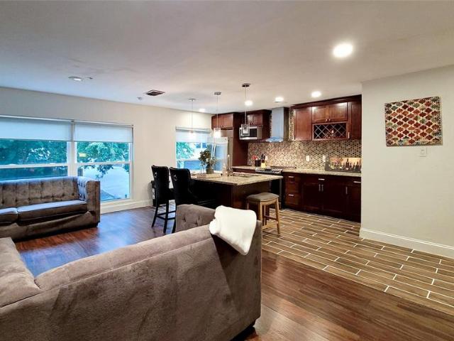 2 BR, 2 BA Apartment 5815 Phoenix Dr, Dallas, TX 75231