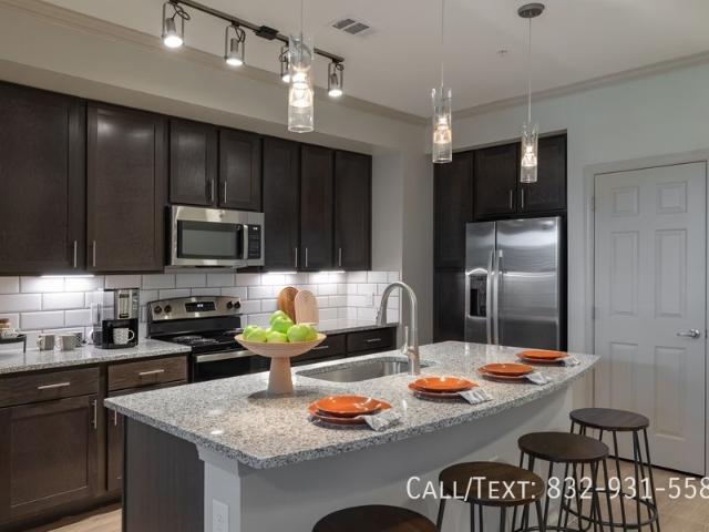 2 BR, 2 BA Apartment 5898 N Main St, Baytown, TX 77521
