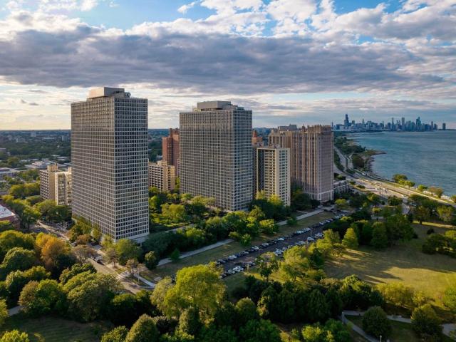2 BR, 2 BA Apartment 5035 S East End Ave. Unit S0706, Chicago, IL 60615