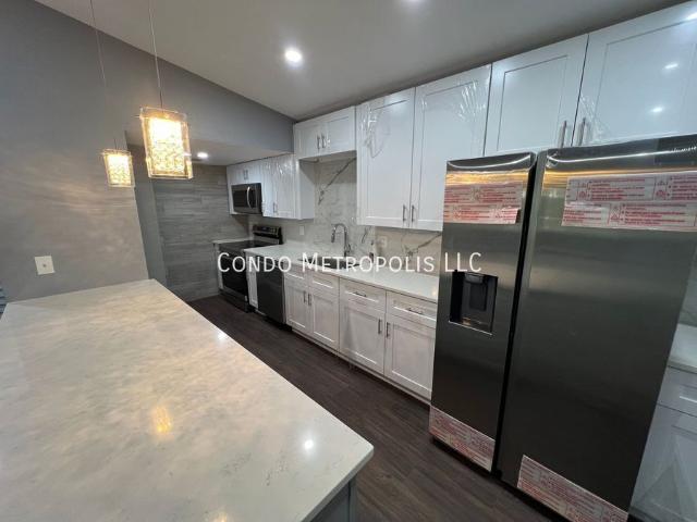 2 BR, 2 BA Apartment 5039 Vineland Rd, Orlando, FL 32811