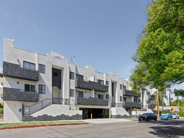 2 BR, 2 BA Apartment 5104 Sepulveda Blvd, Sherman Oaks, CA 91403