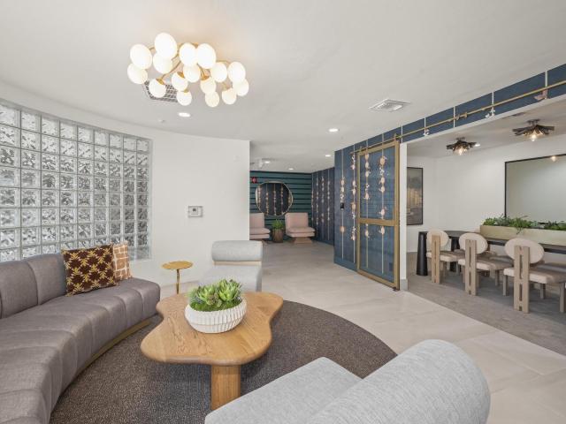2 BR, 2 BA Apartment 5119 West Maplewood Avenue Unit 218, Los Angeles, CA 90004