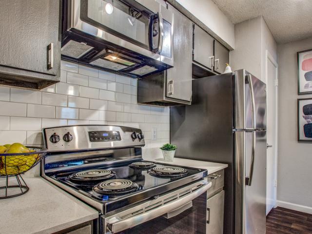 2 BR, 2 BA Apartment 511 Green Oaks Ct, Arlington, TX 76006