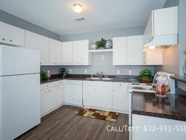 2 BR, 2 BA Apartment 5154 Griggs Rd, Houston, TX 77021