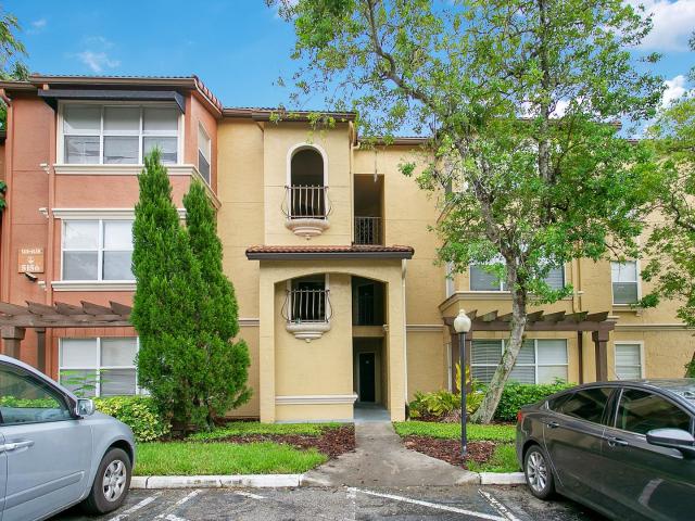 2 BR, 2 BA Apartment 5164 Conroy Rd Orlando, FL 32811