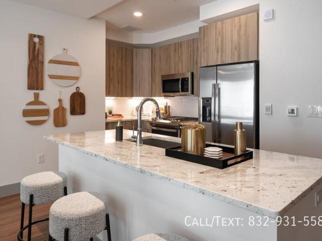 2 BR, 2 BA Apartment 5201 San Felipe St, Houston, TX 77056