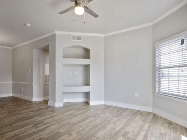 2 BR, 2 BA Apartment 5230 Bryant Irvin Rd, Fort Worth, TX 76132