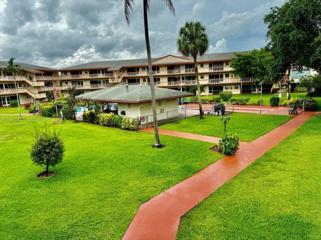 2 BR, 2 BA Apartment 5300 Washington Street, Hollywood, FL 33021