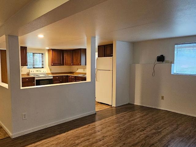 2 BR, 2 BA Apartment 5302 9th Avenue NE, Seattle, WA 98105