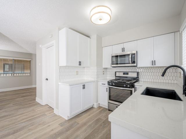 2 BR, 2 BA Apartment 531 535 N Hobart Boulevard Unit 11, Los Angeles, CA 90004