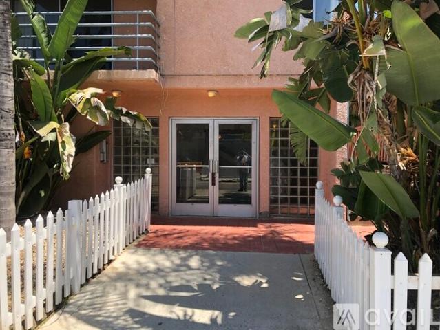 2 BR, 2 BA Apartment 5320 Whitsett Avenue, Unit 10, Los Angeles, CA 91607