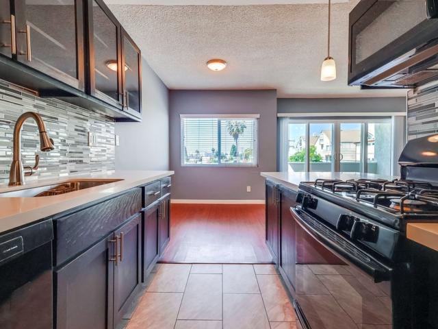 2 BR, 2 BA Apartment 537 Hyde Park Blvd, Inglewood, CA 90302