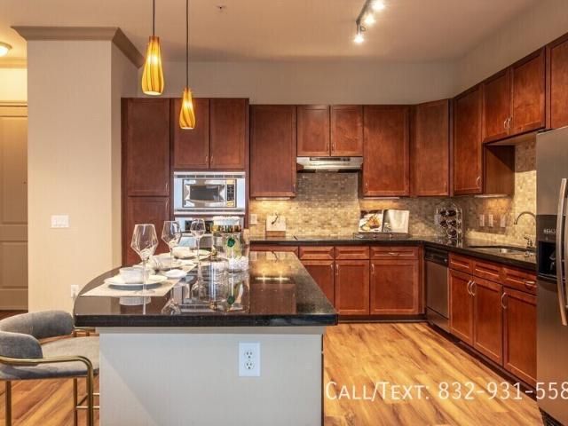 2 BR, 2 BA Apartment 6524 San Felipe St, Houston, TX 77057
