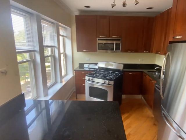2 BR, 2 BA Apartment 6935 North Oakley, Chicago, IL 60645
