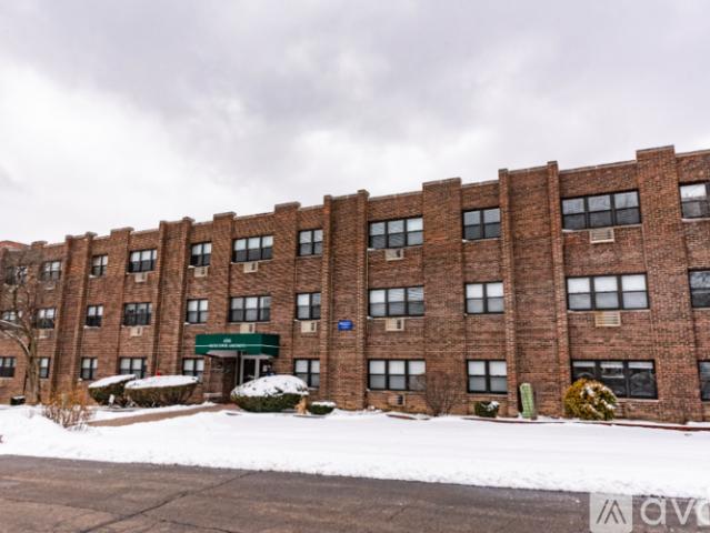 2 BR, 2 BA Apartment 696 Elm Pl, Unit 204, Highland Park, IL 60035