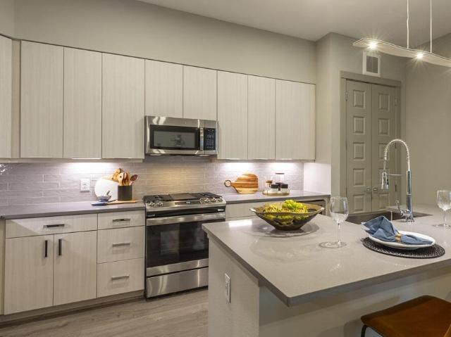 2 BR, 2 BA Apartment 698 W 24th St, Houston, TX 77008