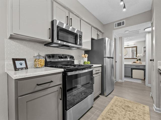 2 BR, 2 BA Apartment 606 W IH 30 Unit 143, Grand Prairie, TX 75050