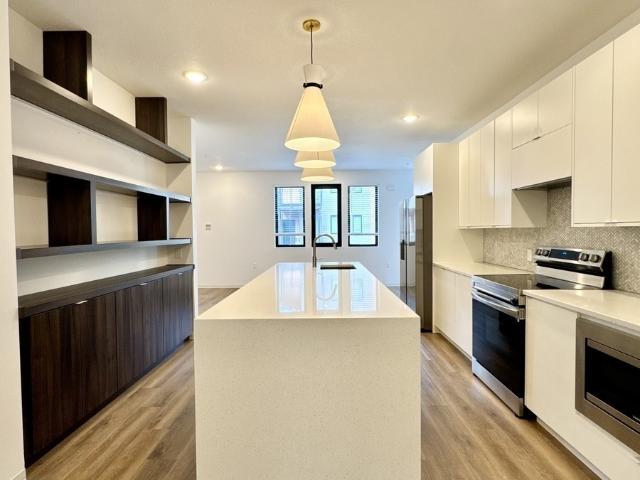 2 BR, 2 BA Apartment 6115 Nieman Rd, Shawnee, KS 66203