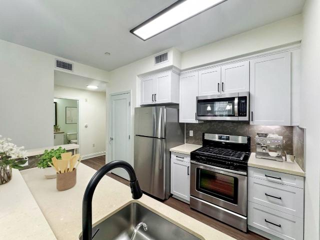 2 BR, 2 BA Apartment 6138 Franklin Ave Unit 113, Los Angeles, CA 90028
