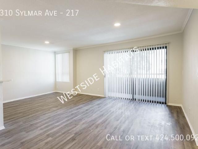 2 BR, 2 BA Apartment 6310 Sylmar Ave, Van Nuys, CA 91401