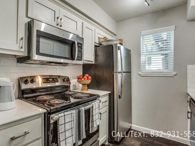 2 BR, 2 BA Apartment 7510 Brompton St, Houston, TX 77025