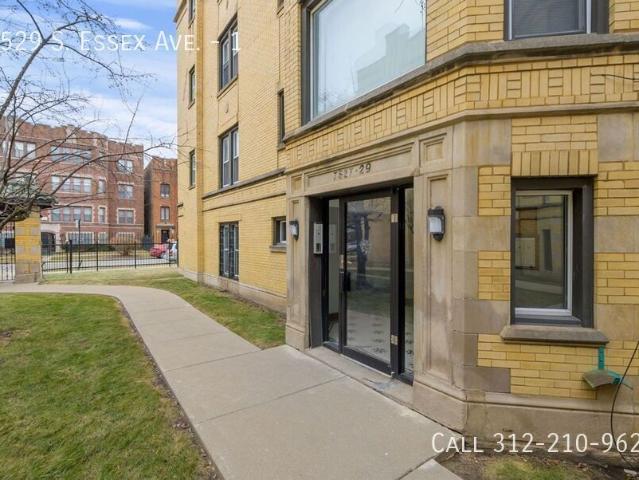2 BR, 2 BA Apartment 7529 S. Essex Ave Chicago, IL 60649