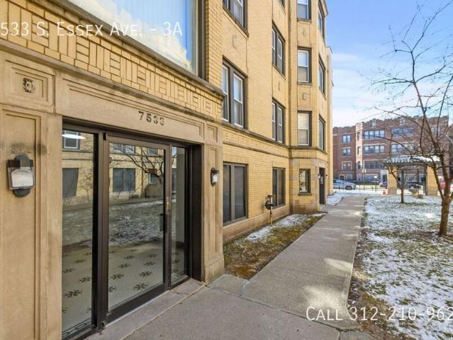 2 BR, 2 BA Apartment 7533 S. Essex Ave Chicago, IL 60649