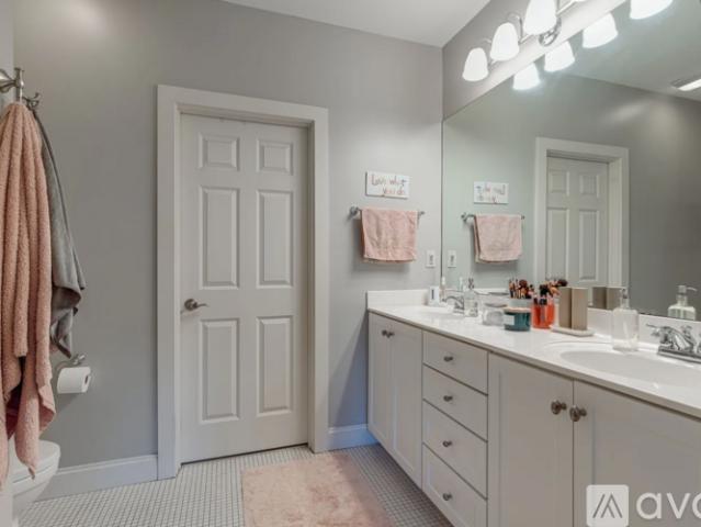 2 BR, 2 BA Apartment 760 Wedgewood Park, Unit 203, Nashville, TN 37203