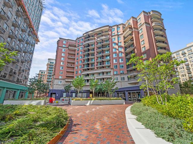 2 BR, 2 BA Apartment 7701 Woodmont Avenue Unit 1001, Bethesda, MD 20814