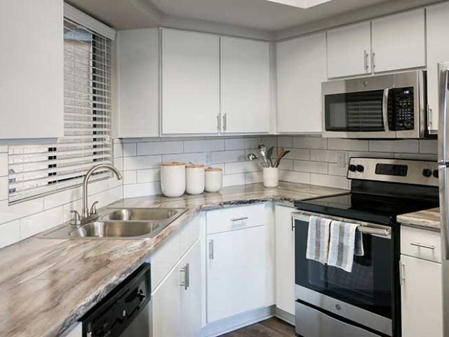 2 BR, 2 BA Apartment 7810 N 14th Place Unit 2059, Phoenix, AZ 85020