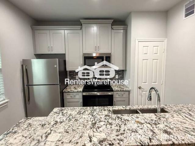 2 BR, 2 BA Apartment 7823 Gladstone Street B1, Houston, TX 77051