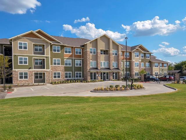 2 BR, 2 BA Apartment 7851 S Collins St Unit 2 beds, 2 baths, $1390, Arlington, TX 76002