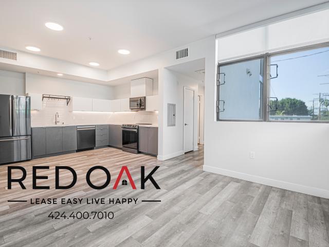 2 BR, 2 BA Apartment 700 N Spaulding Ave, Los Angeles, CA 90046