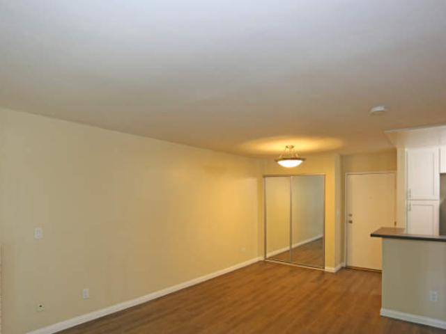 2 BR, 2 BA Apartment 7025 Woodley Ave, Van Nuys, CA 91406
