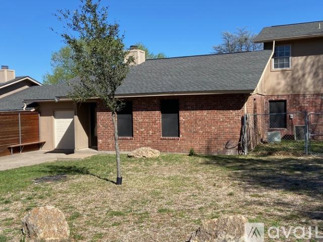 2 BR, 2 BA Apartment 702 Blackwell Ave, Unit Apt B, Manchaca, TX 78652