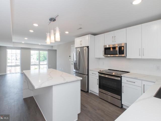 2 BR, 2 BA Apartment 729 N 20th St, Philadelphia, PA 19130