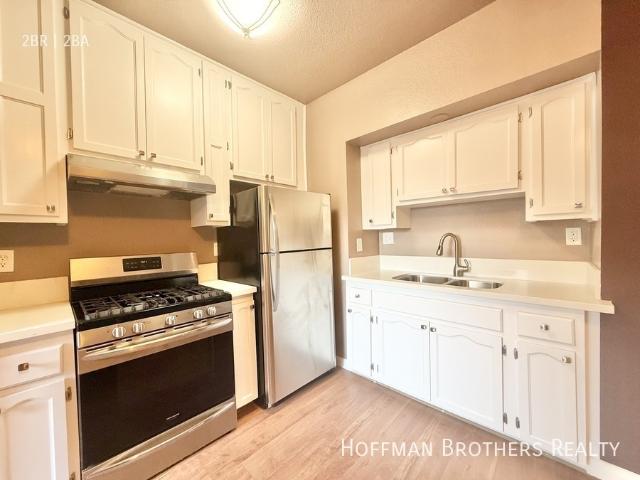 2 BR, 2 BA Apartment 734 W 73rd, Los Angeles, CA 90044