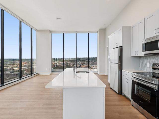2 BR, 2 BA Apartment 7 West 7th Street Unit 1916, Cincinnati, OH 45202