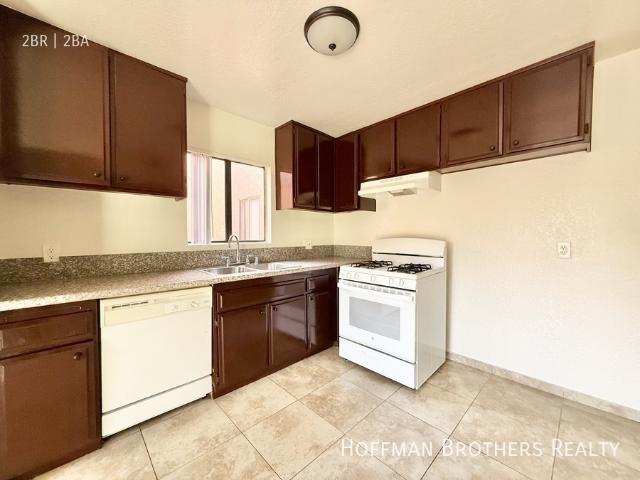 2 BR, 2 BA Apartment 8900 Burnet Ave, Los Angeles, CA 91343