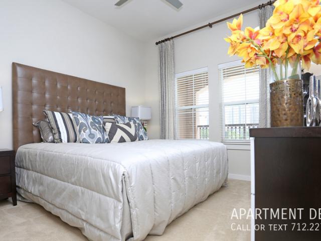 2 BR, 2 BA Apartment 813 S Post Oak LnÂ, Houston, TX 77056