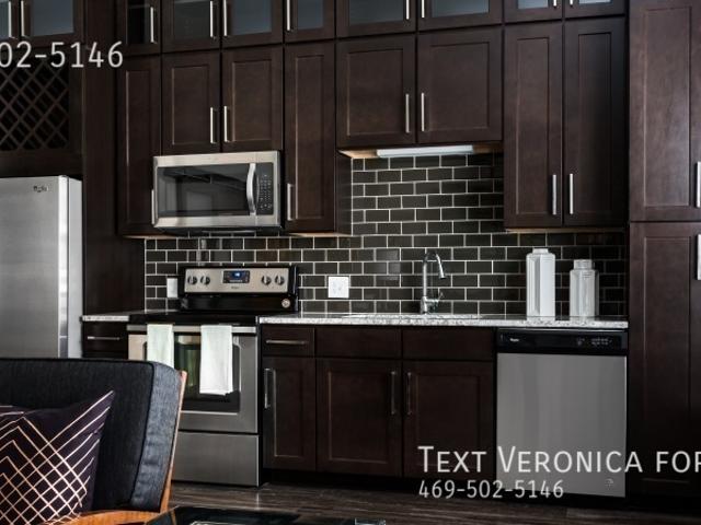 2 BR, 2 BA Apartment 8110 Park Ln, Dallas, TX 75231