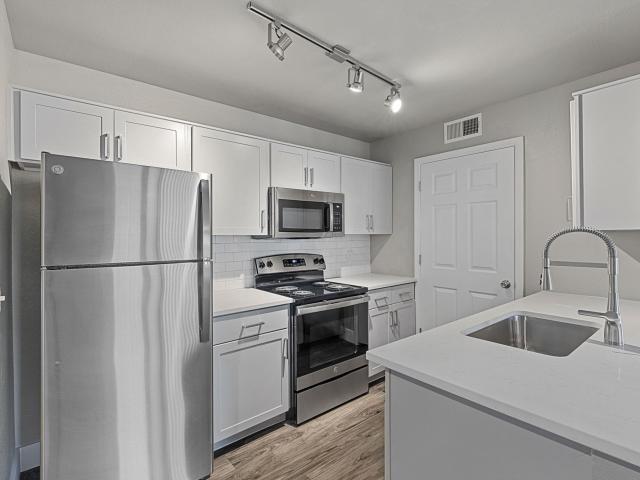 2 BR, 2 BA Apartment 815 North 52nd Street Unit 1043, Phoenix, AZ 85008