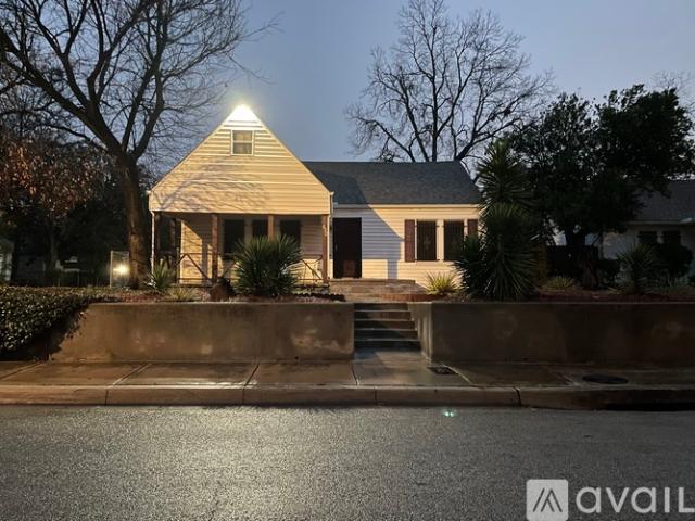 2 BR, 2 BA Apartment 820 North Chandler Drive, Fort Worth, TX 76111