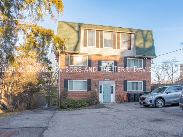 2 BR, 2 BA Apartment 944 Summit Ave, Cincinnati, OH 45204