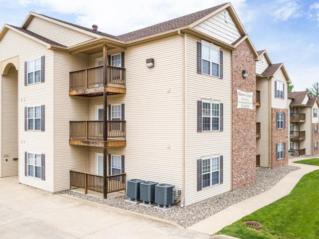 2 BR, 2 BA Apartment 950 4th Street, Charleston, IL 61920