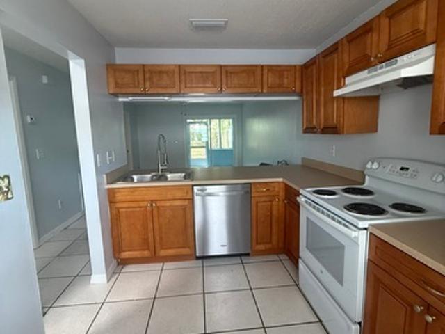 2 BR, 2 BA Apartment 950 Beltrees Street, Unit K, Dunedin, FL 34698
