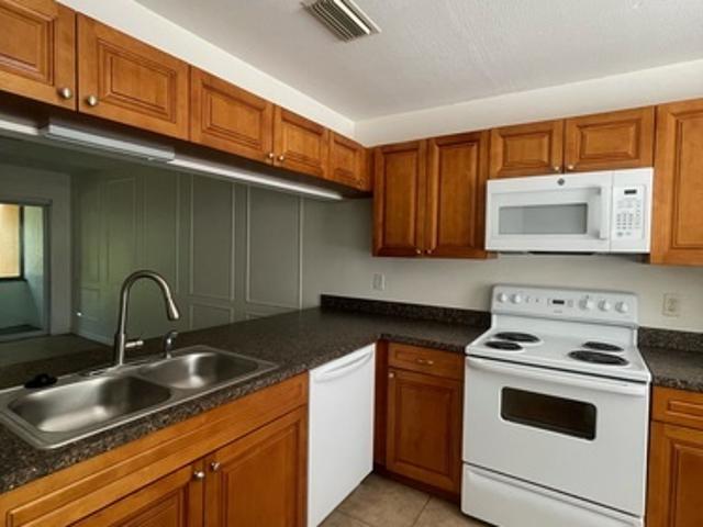 2 BR, 2 BA Apartment 950 Beltrees Street, Unit N, Dunedin, FL 34698